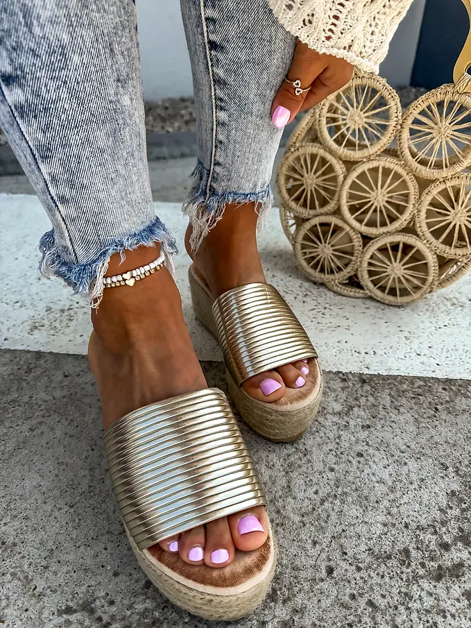 Zlaté platformové šľapky ATHENA | Starstyle.cz