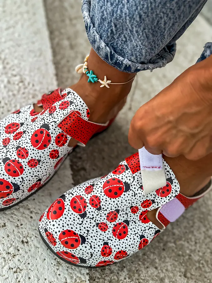 Vzorované zdravotnícke šľapky LADYBIRD+ | Starstyle.cz